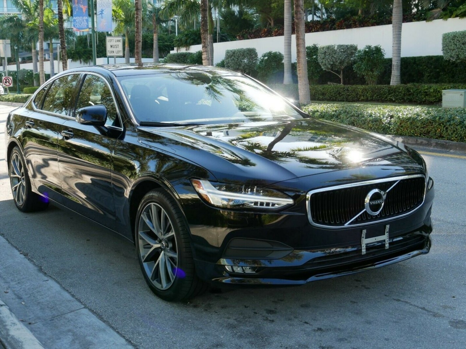 Volvo S90 2018: premium model in sedan and station wagon versions